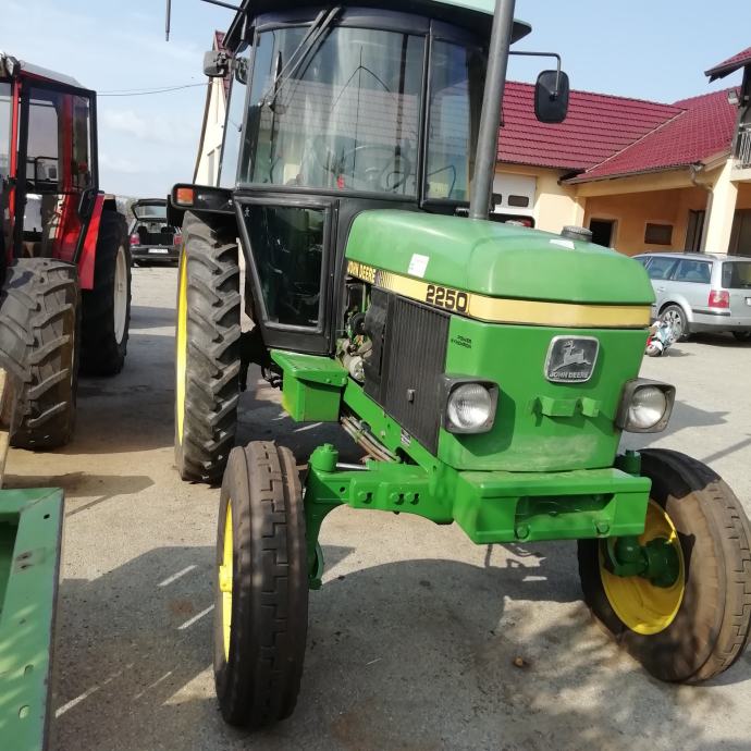 John Deere 2250