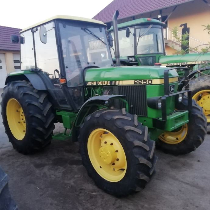 John Deere 2250