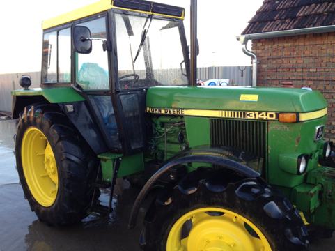 John Deere 3140