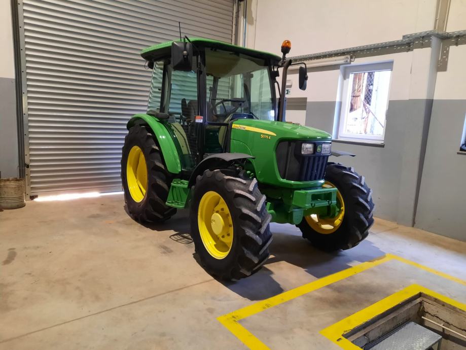 JOHN DEERE 5075 E