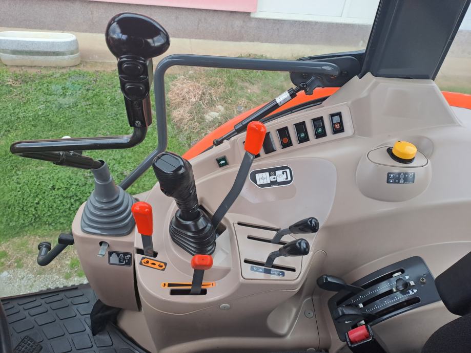 KUBOTA M8540 SA UTOVARIVAČEM KLIMA 2011.GOD KAO NOV