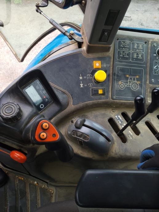 NEW HOLLAND TM125. HITNO!!!