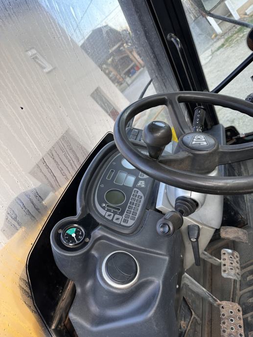 Prodajem Jcb fastrac 3200