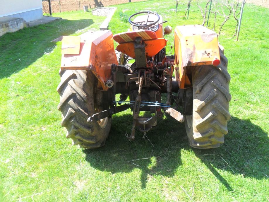 Prodajem traktor Fiat Štore 402