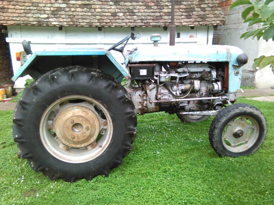 Prodajem traktor Rakovica 60 i radne strojeve