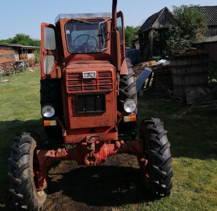 prodajem traktor