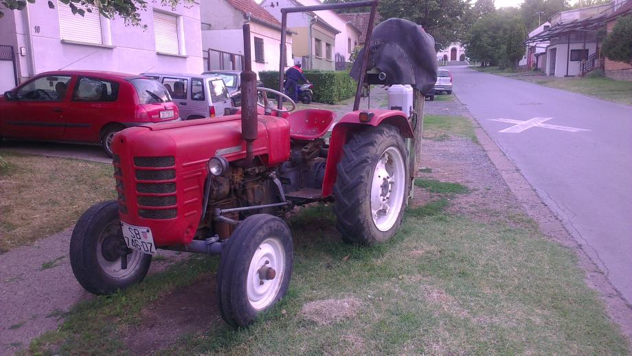 prodajem traktor Zetor 20-11 sa bansekom
