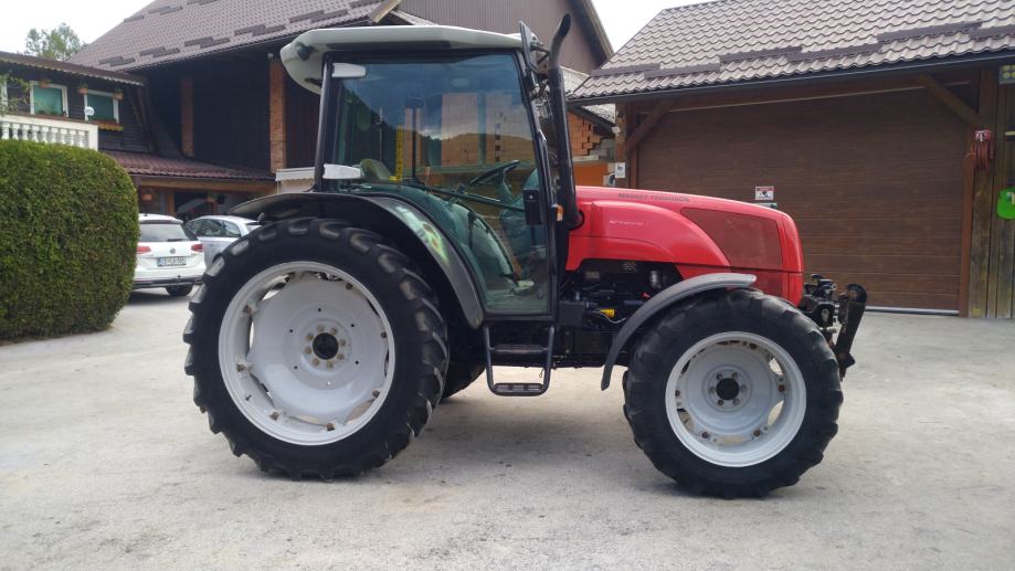 PRODAM TRAKTOR Massey Ferguson 2430ST - ČELNA HIDRAVLIKA - 70 KONJEV