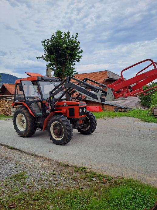 Prodam traktor z dvigalom