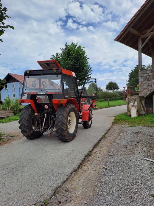 Prodam traktor z dvigalom