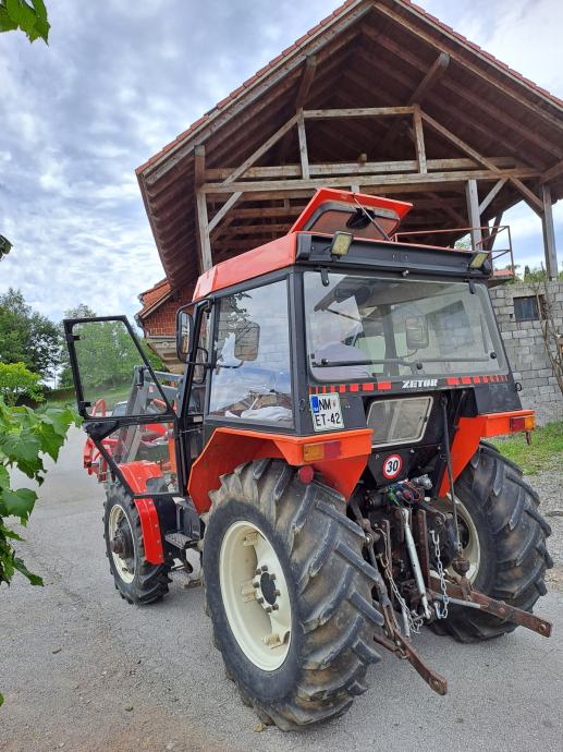 Prodam traktor z dvigalom