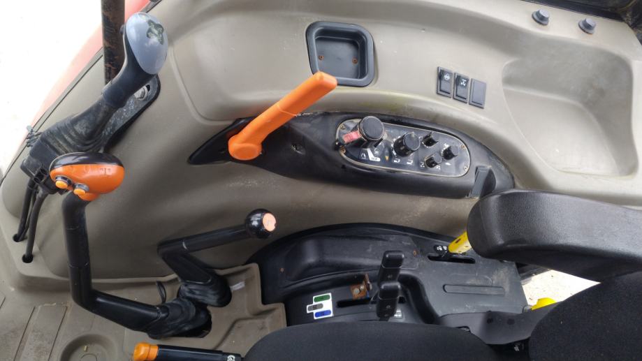 PRODAMO TRAKTOR CASE JX1080U - 80 KONJEV - 40 KM/H