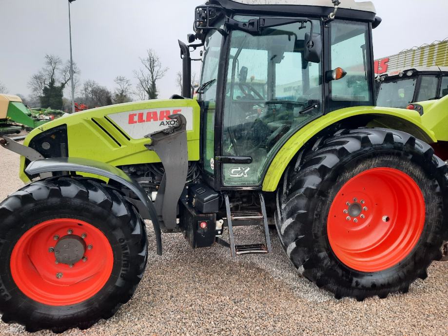 Traktor Claas Axos 330