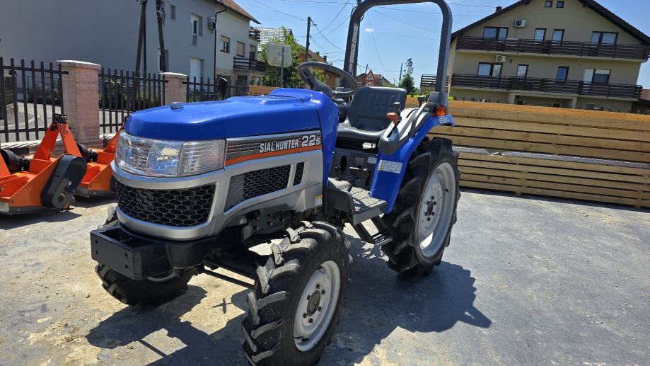 Traktor ISEKI SIAL HUNTER 22