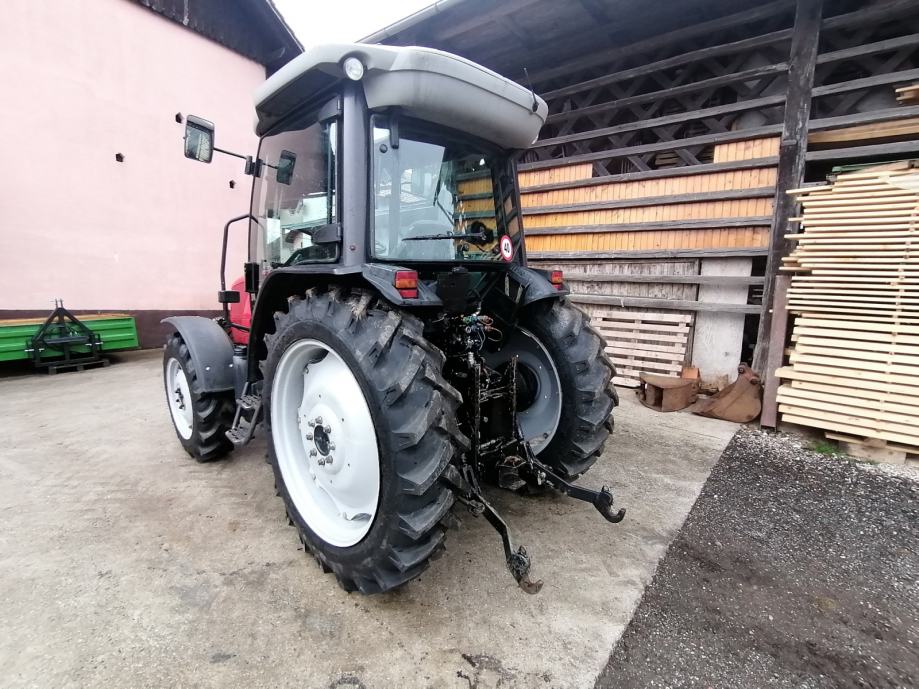 Traktor Massey Ferguson 2435 ST