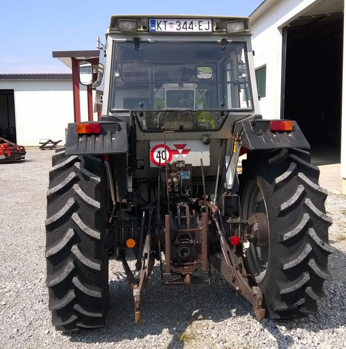 Traktor Massey Ferguson 390T