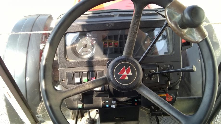 Traktor Massey Ferguson 390T