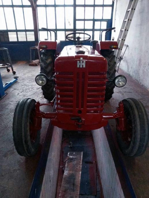 Traktor McCormick 324