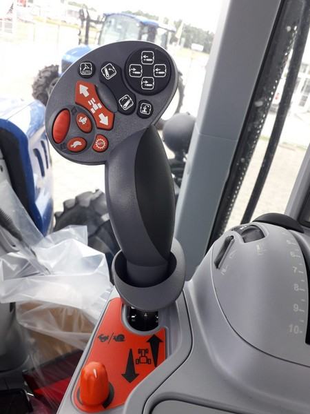 Traktor New Holland T5.130 Dynamic Command