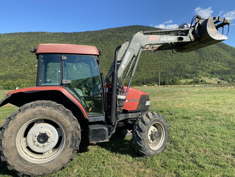 Traktor s prednjim utovarivačem, Case MX90C.