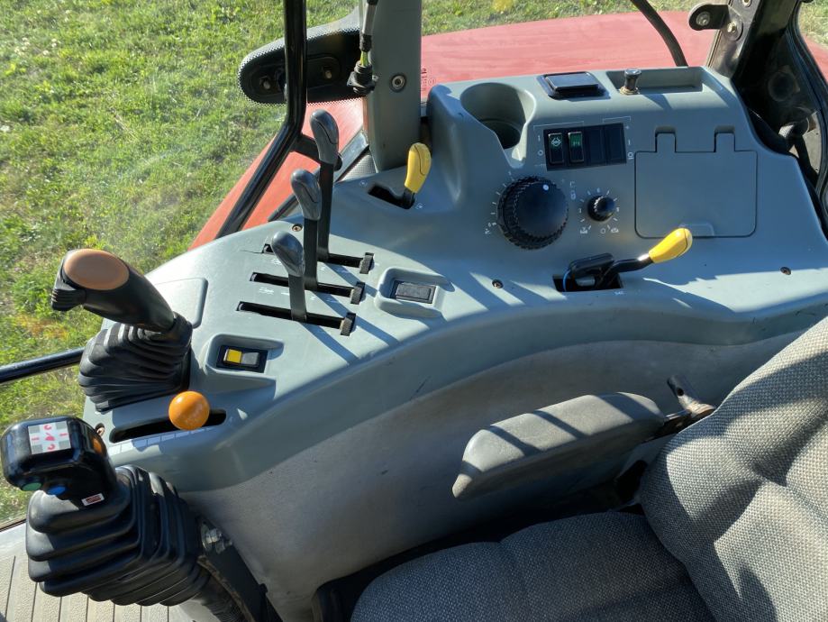 Traktor s prednjim utovarivačem, Case MX90C.