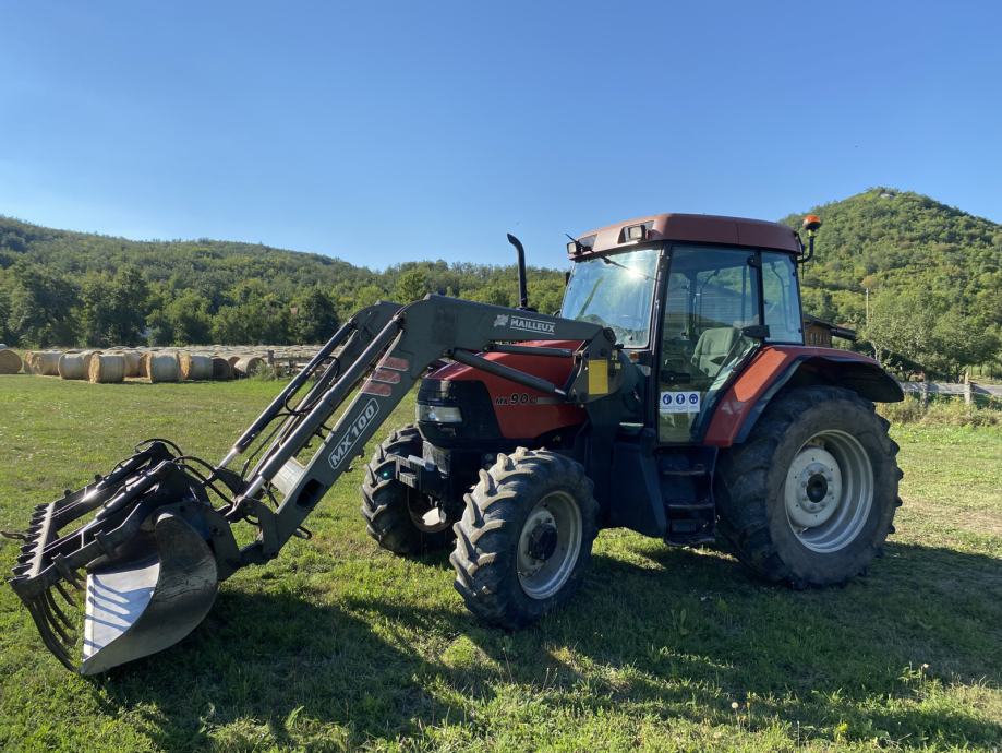 Traktor s prednjim utovarivačem, Case MX90C.