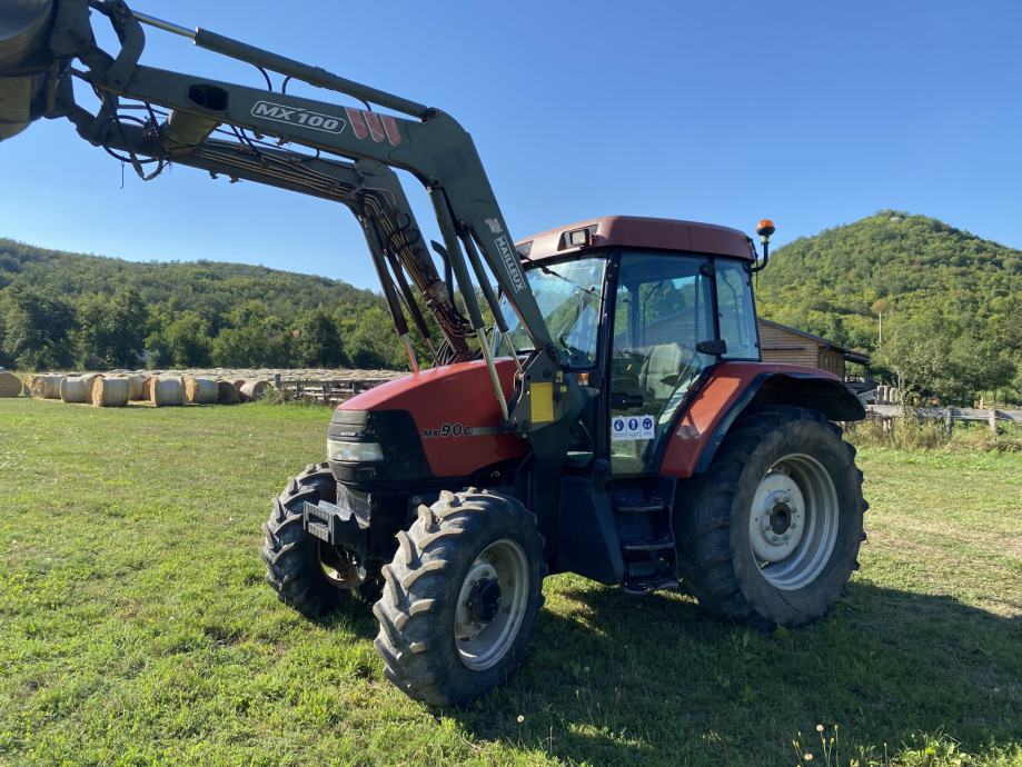 Traktor s prednjim utovarivačem, Case MX90C.