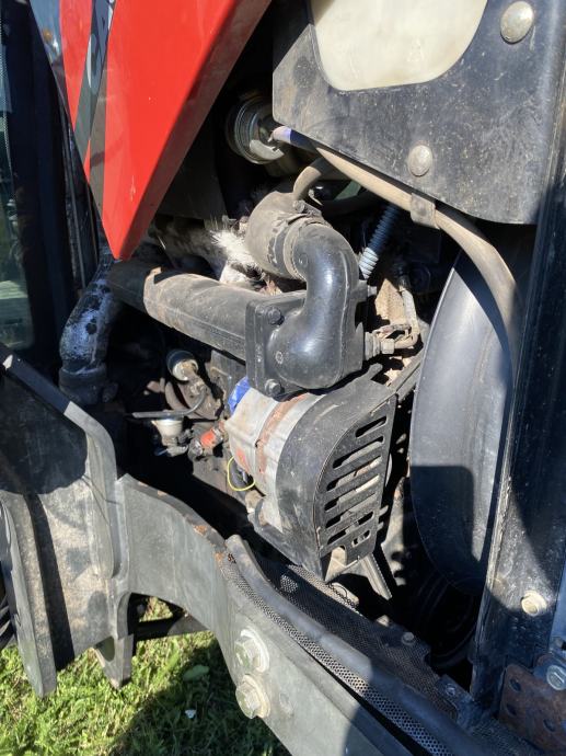 Traktor s prednjim utovarivačem, Case MX90C.