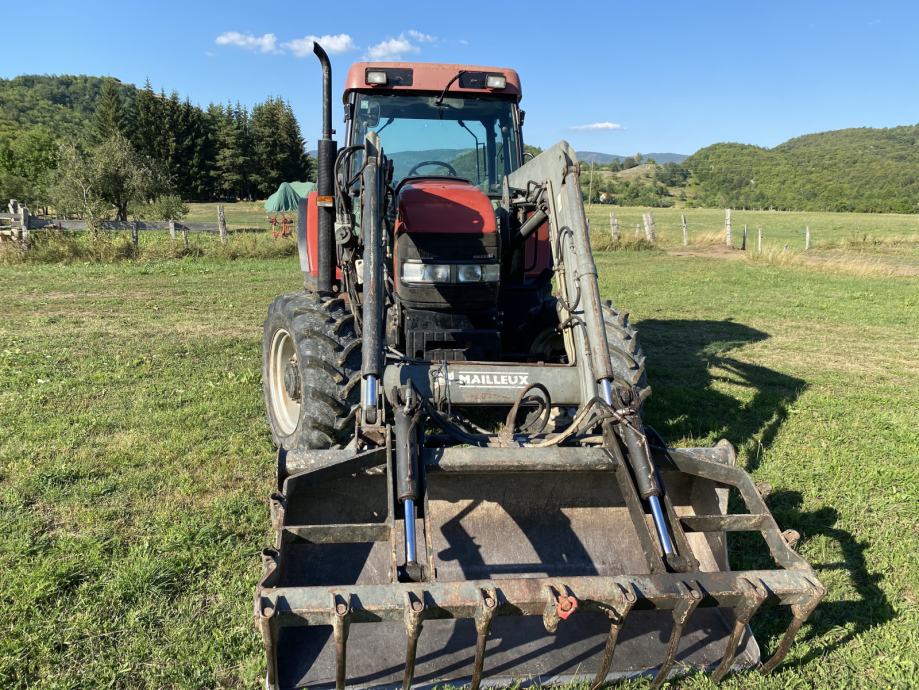 Traktor s prednjim utovarivačem, Case MX90C.