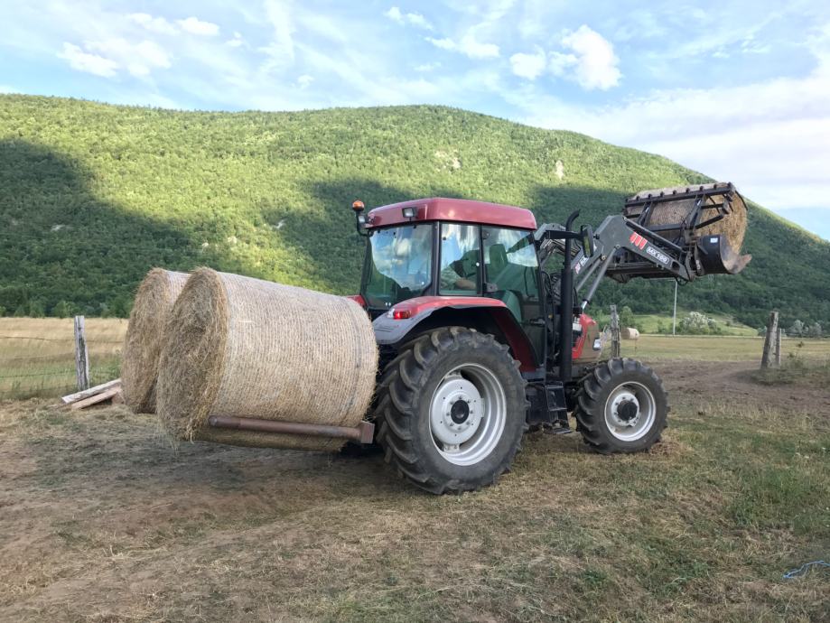 Traktor s prednjim utovarivačem, Case MX90C.