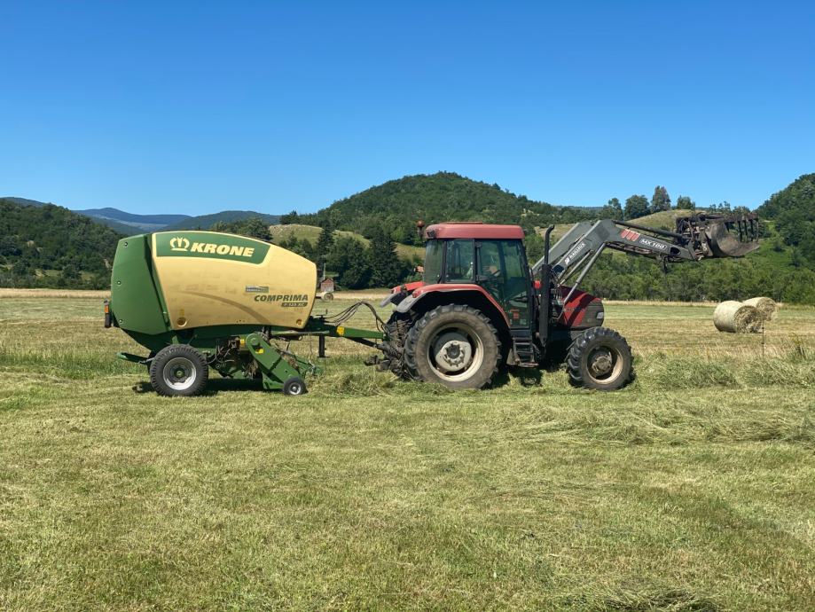 Traktor s prednjim utovarivačem, Case MX90C.