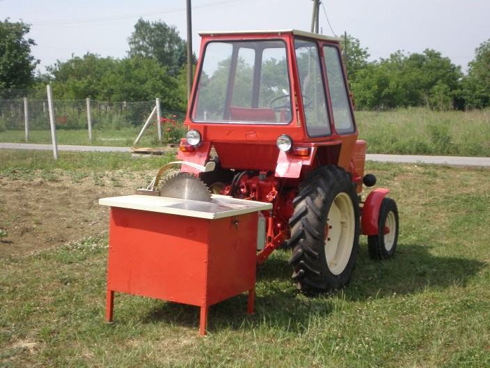 TRAKTOR VLADIMIREC T-25