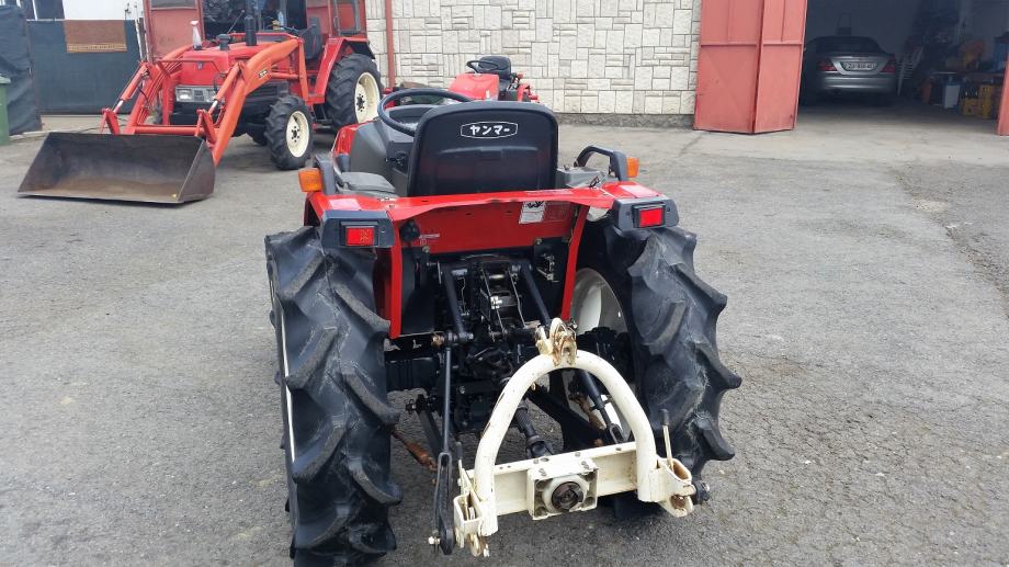 TRAKTOR YANMAR F220