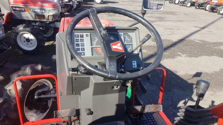 TRAKTOR YANMAR F255