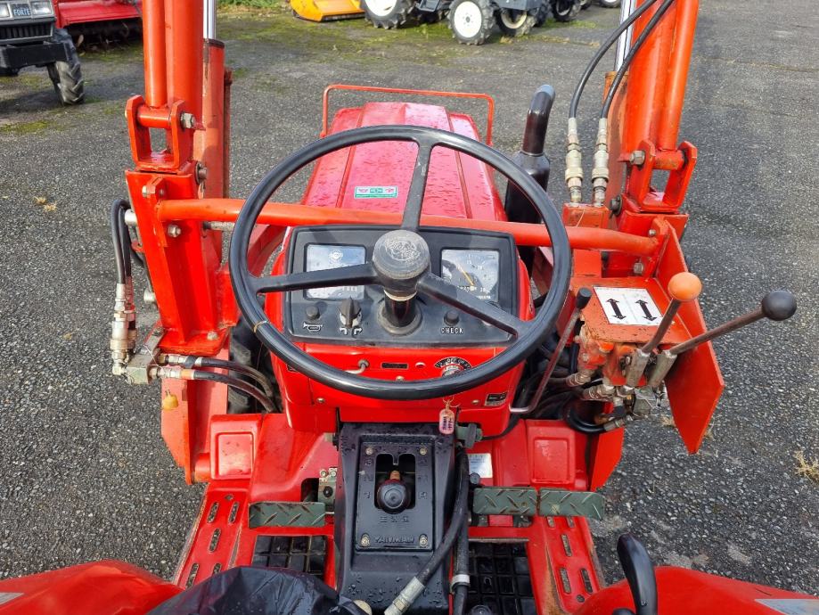 TRAKTOR YANMAR YM 1702D