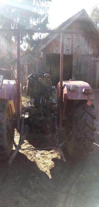 Universal 530 DTC Samoutovarna prikolica i Ruljača za kukuruz