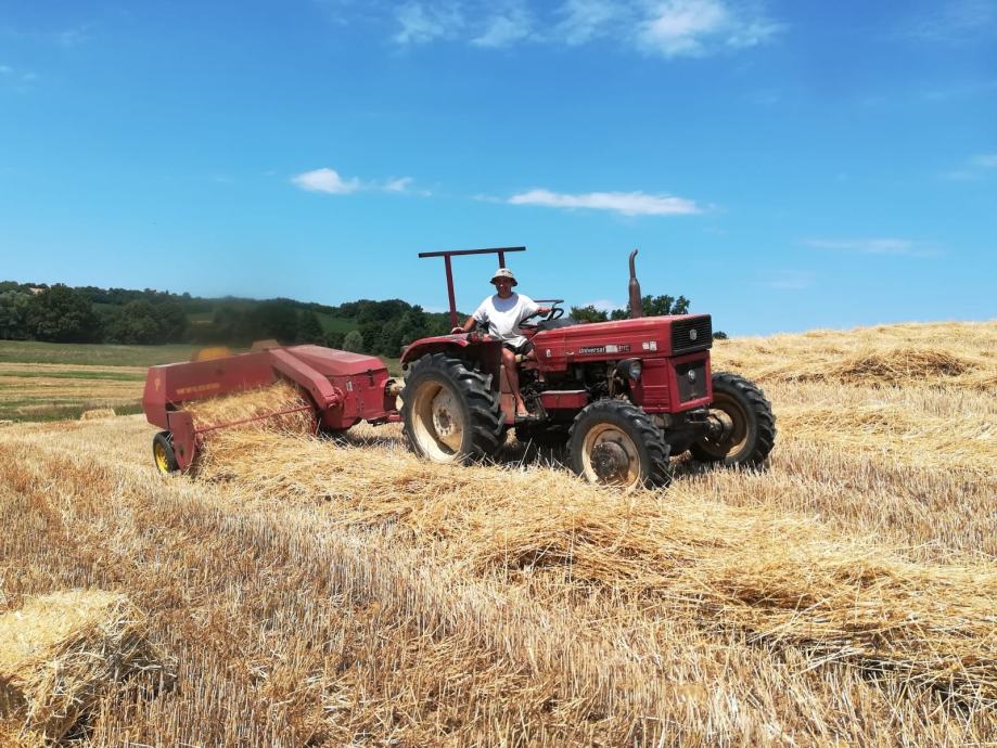 Universal 530 DTC Samoutovarna prikolica i Ruljača za kukuruz