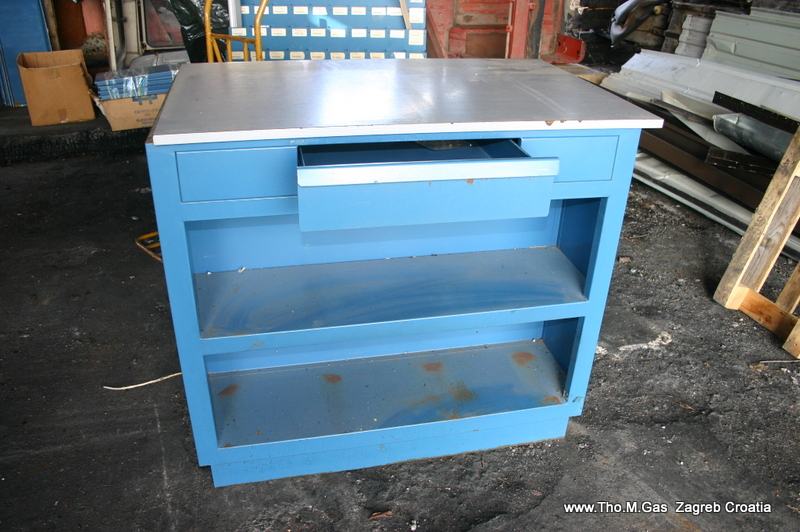 Pult metalne čvrste konstrukcije 1 m.