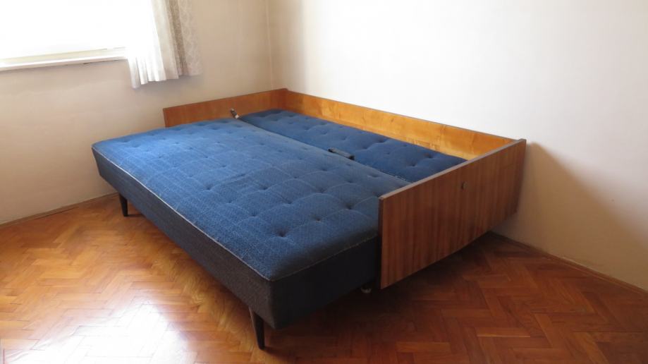 Retro kauč s podnom policom