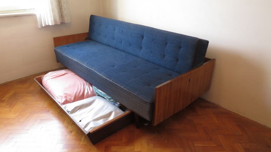 Retro kauč s podnom policom