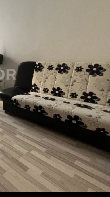 prodajem kauč na razvlačenje komplet s tabureom