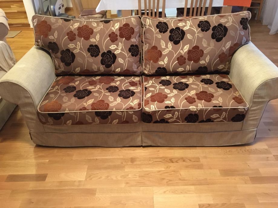 Trosjed s ležajem i dvosjed, navlaka se skida i pere