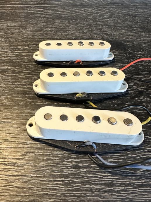 Fender STA5, Alnico 5 set pickupa (Classic Vibe)