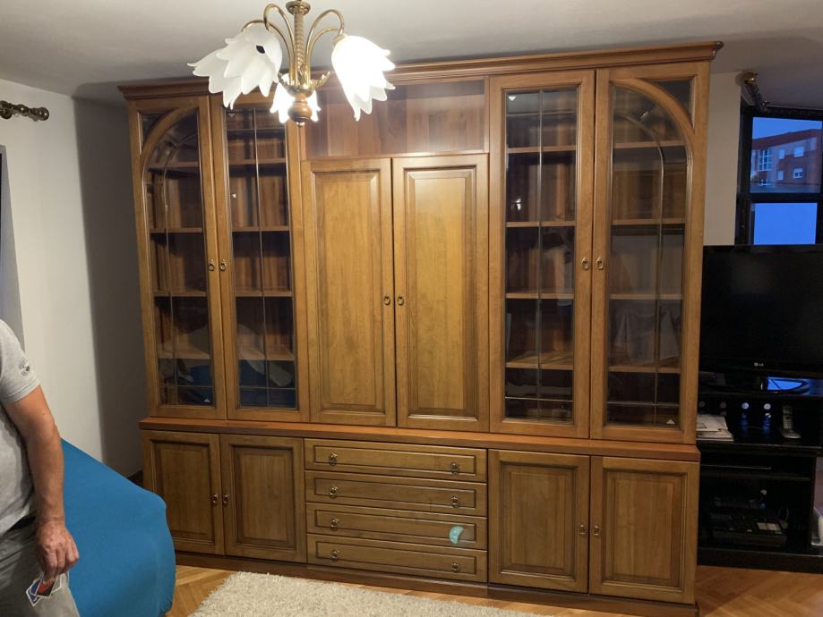 Drvena vitrina u odlicnom stanju