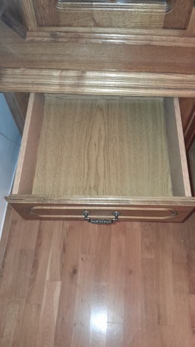 Dvodjelni drveni ormarić