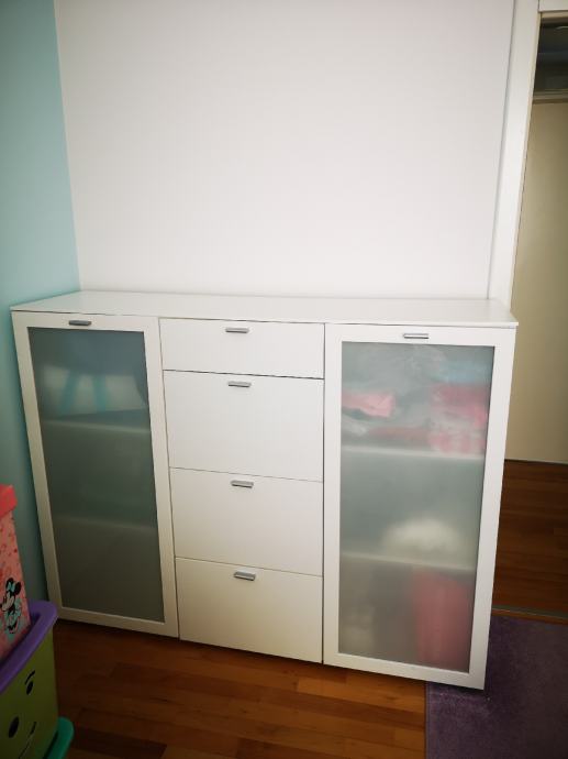Komoda sa staklenim vratima