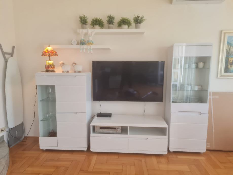 Prodajem moderne komode, kutnu garnituru i stol (cijena ukljucuje sve)