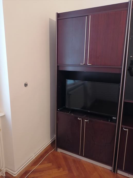 ORMAR ZA TV SA PROSTOROM ZA POHRANU