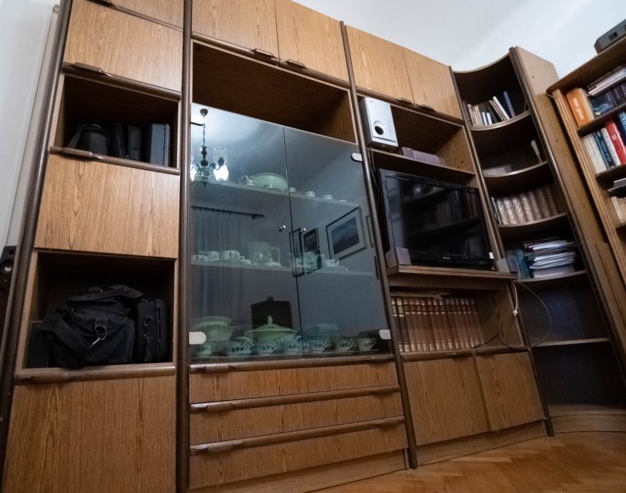 Poklanjam ormar za dnevni boravak/radnu sobu