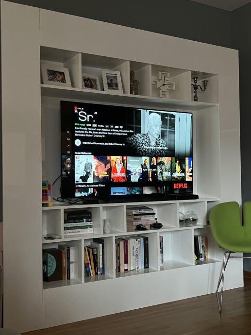 Poklanjam policu za dnevni boravak